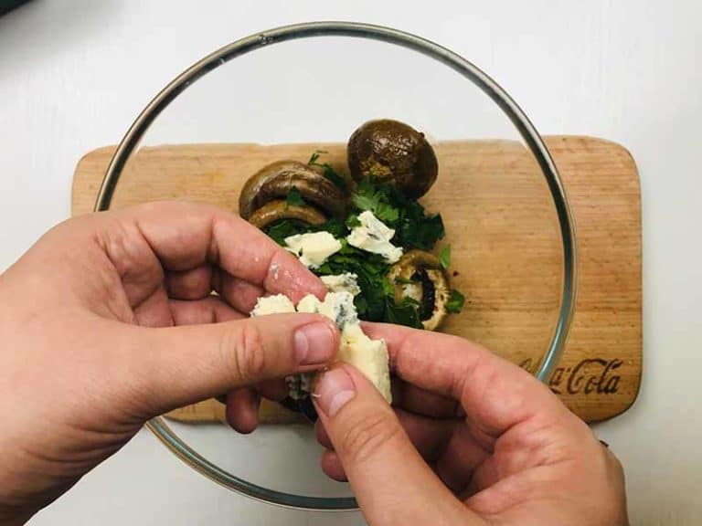 Baked mushrooms with dorblu and garlic - a recipe by Ievgen Klopotenko
