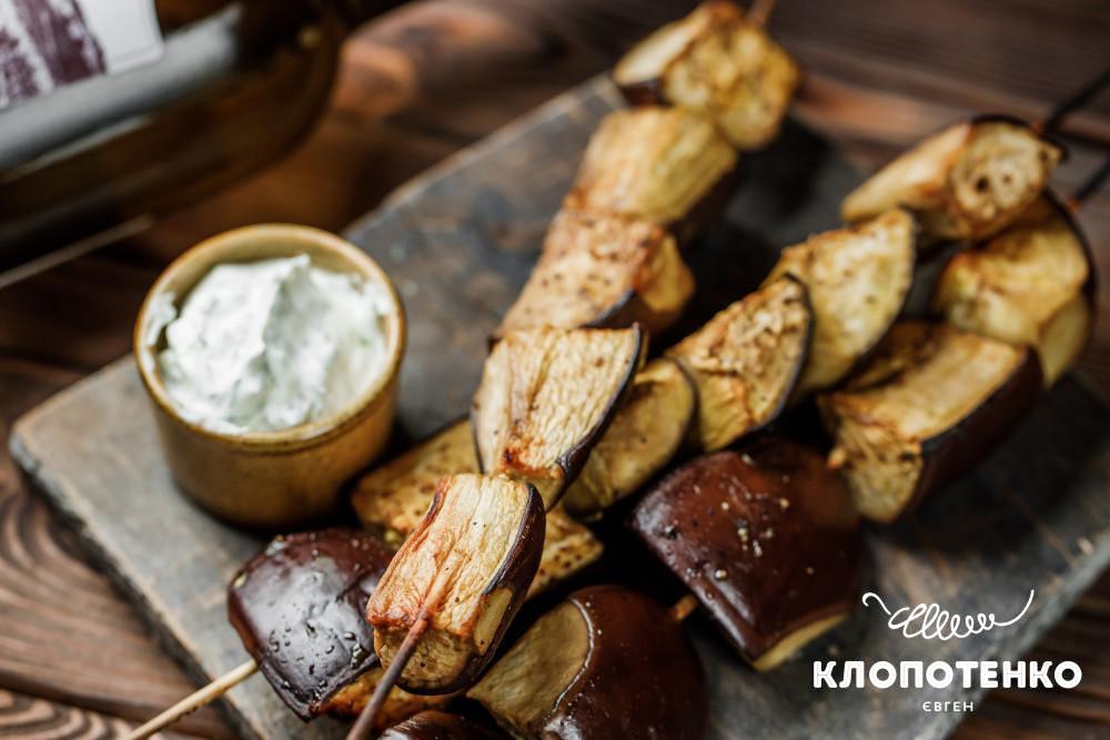 Баклажани як шашлики запечені в духовці за рецептом Євгена Клопотенка